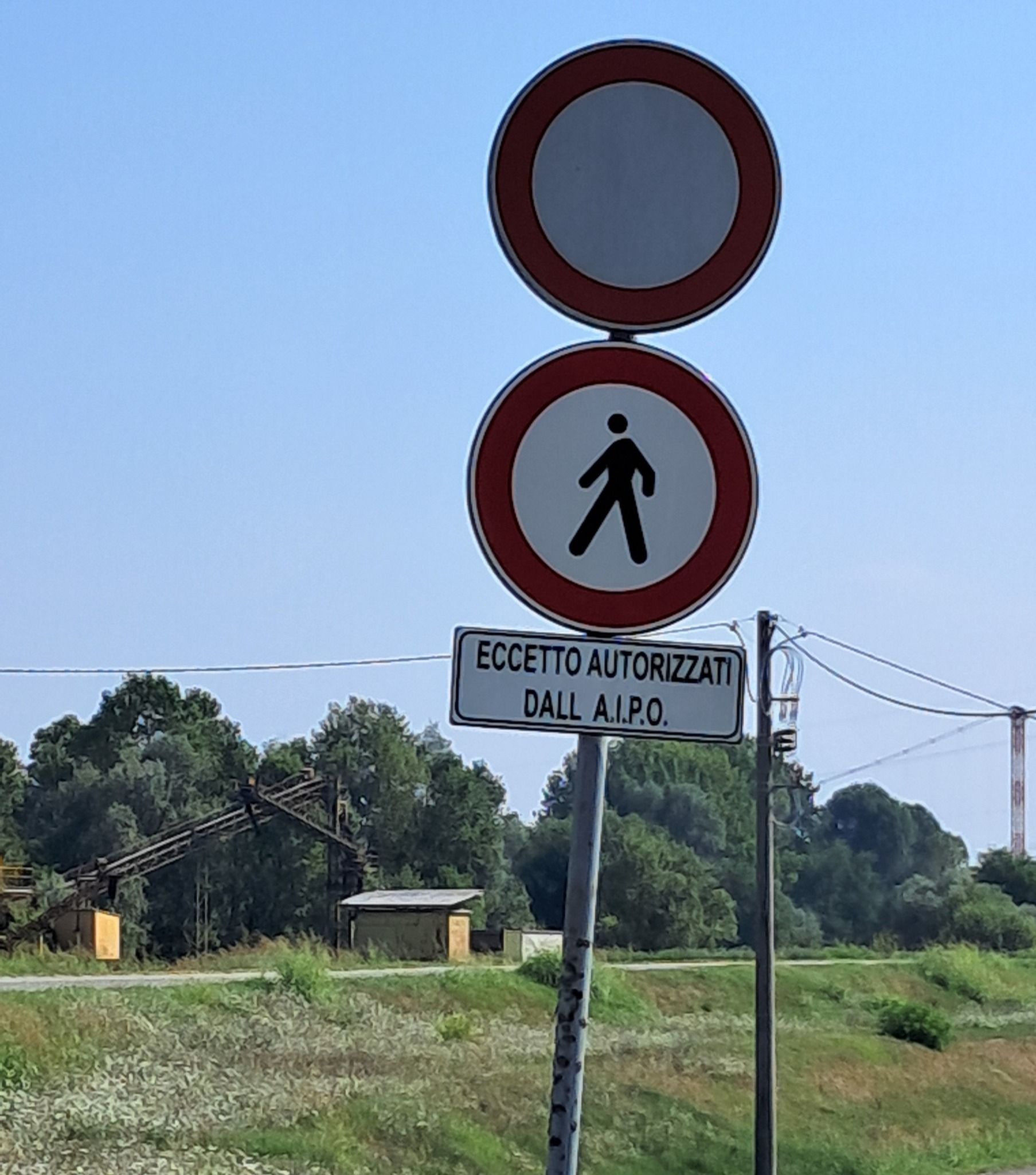 «Vietato il transito ai pedoni lungo l'argine del Po»: malumore per i cartelli della discordia ...