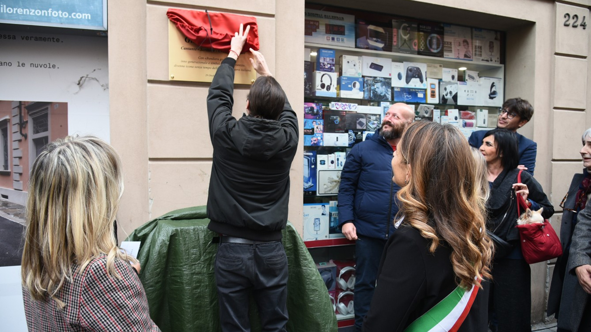 Una targa per Gianni Pettenati: in via Roma l'eco del sogno anni '60 | Libertà