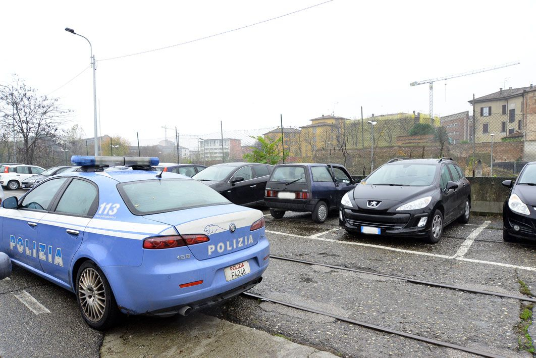 Le aprono lo sportello dell'auto, lei reagisce e li mette in fuga