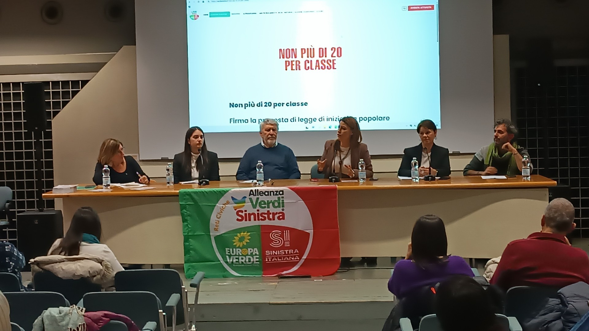 "Non più di 20 alunni per classe": Avs lancia la proposta di legge