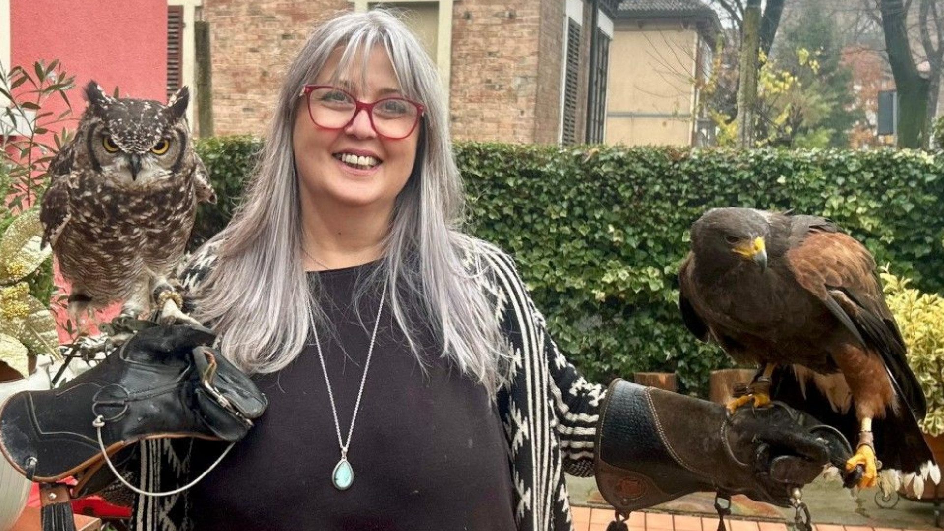 Clara e Ugo, poiana e gufo reale: la storia della falconiera Paula