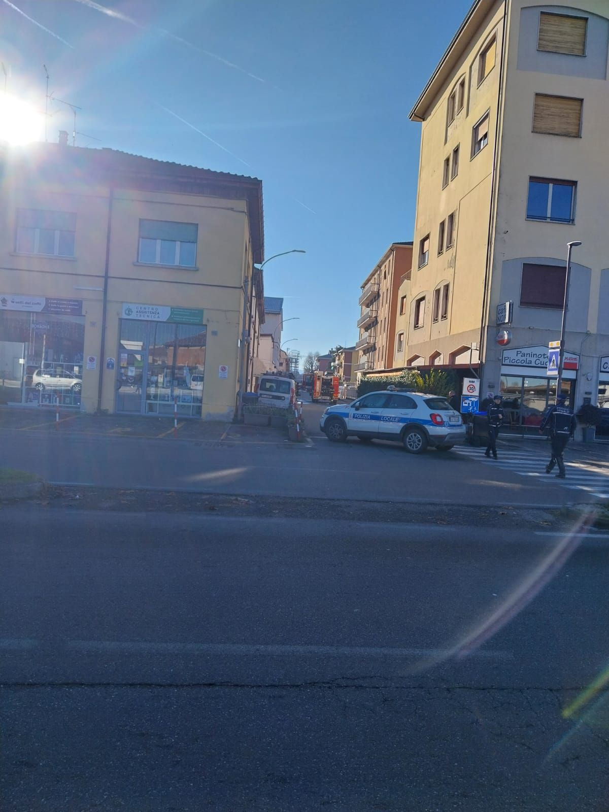 Lavanderia a fuoco in via Locati. Incendio spento dai pompieri