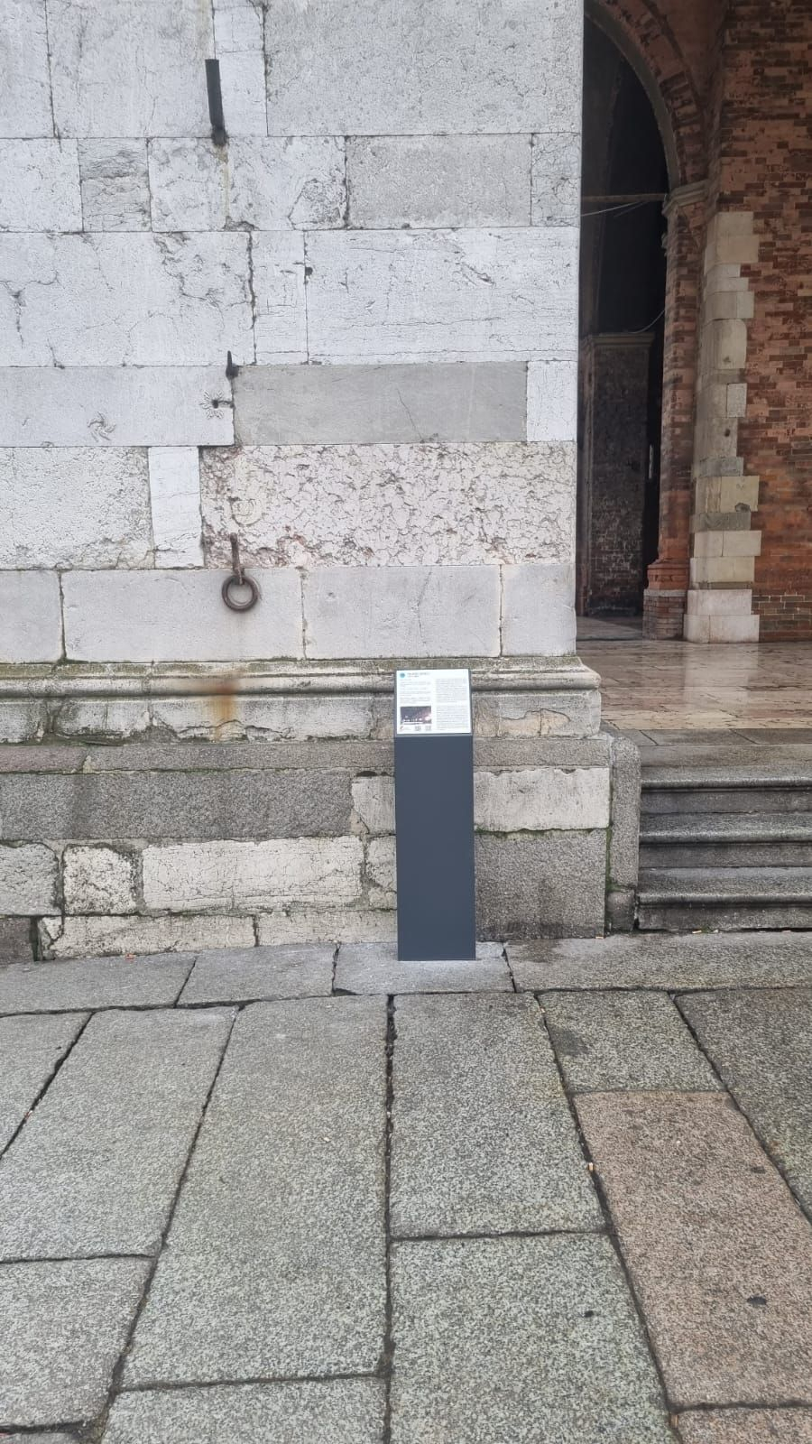 Totem installato e rimosso in un giorno in Piazza Cavalli