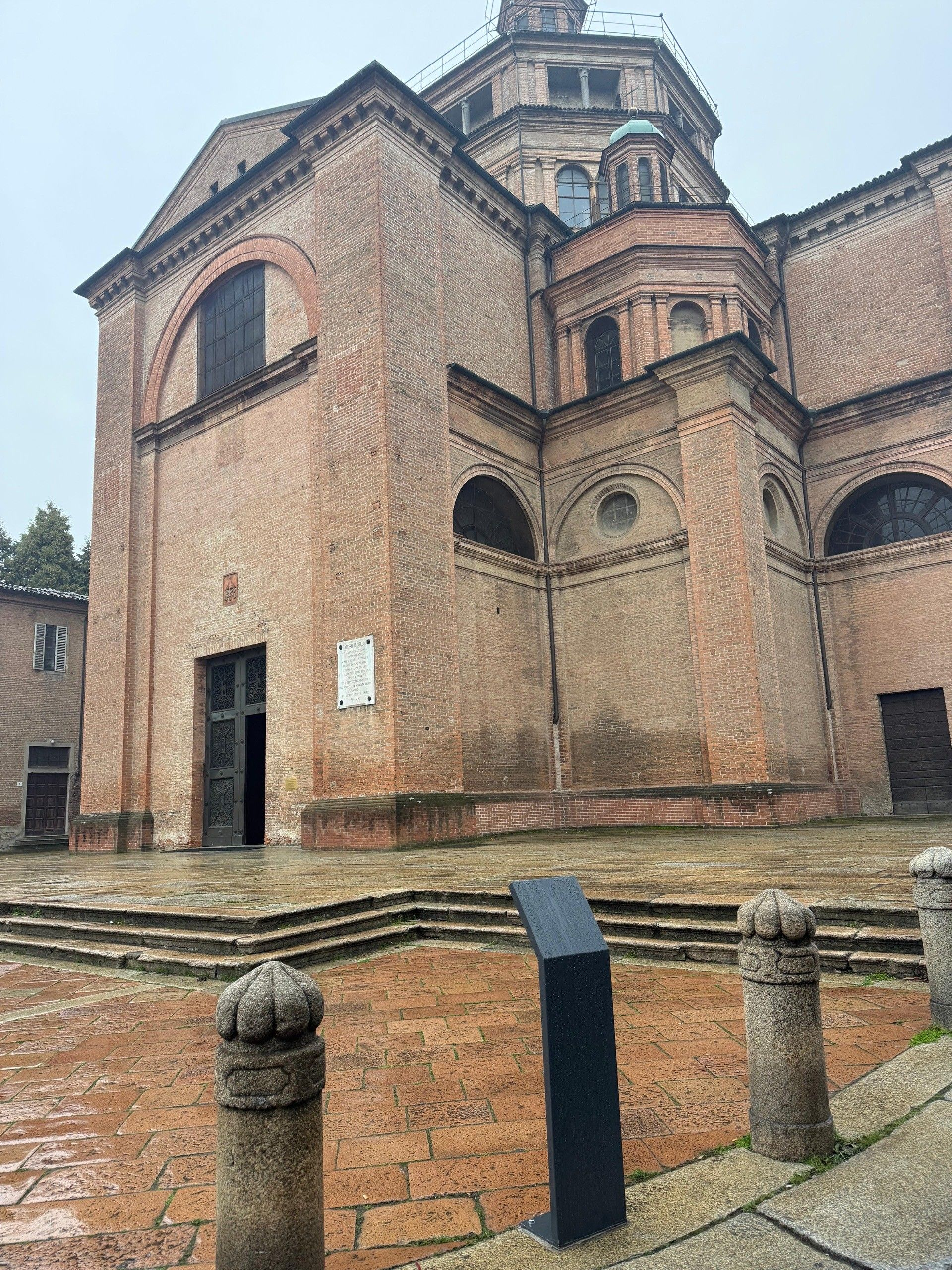 Totem in centro storico, «patrimonio cittadino rovinato»