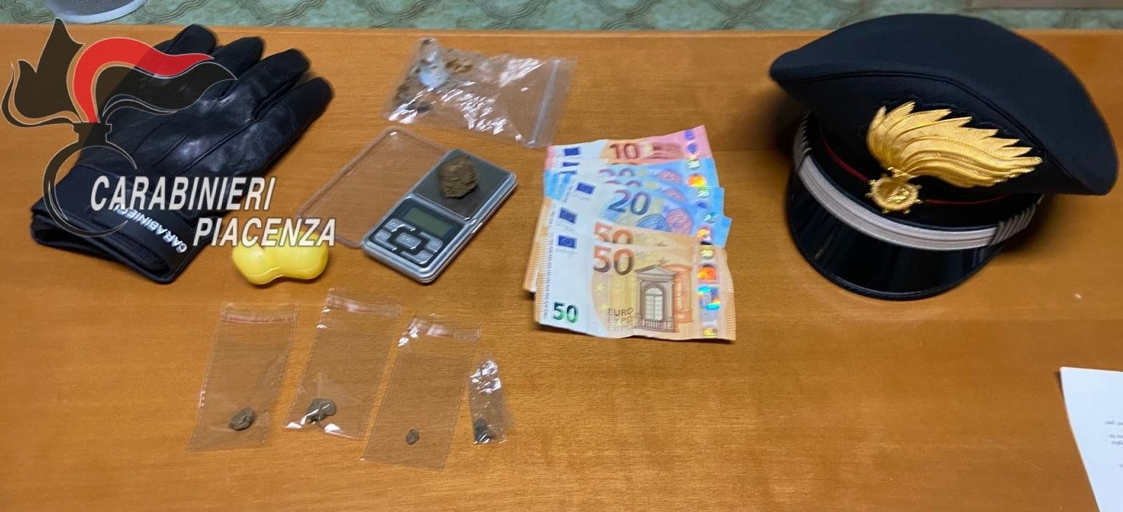 Fermato dai carabinieri un 21enne con droga pronta per lo spaccio