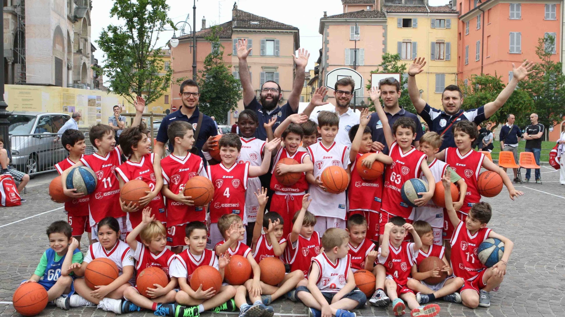 A canestro in piazza Duomo: le foto della giornata dedicata ai più ...
