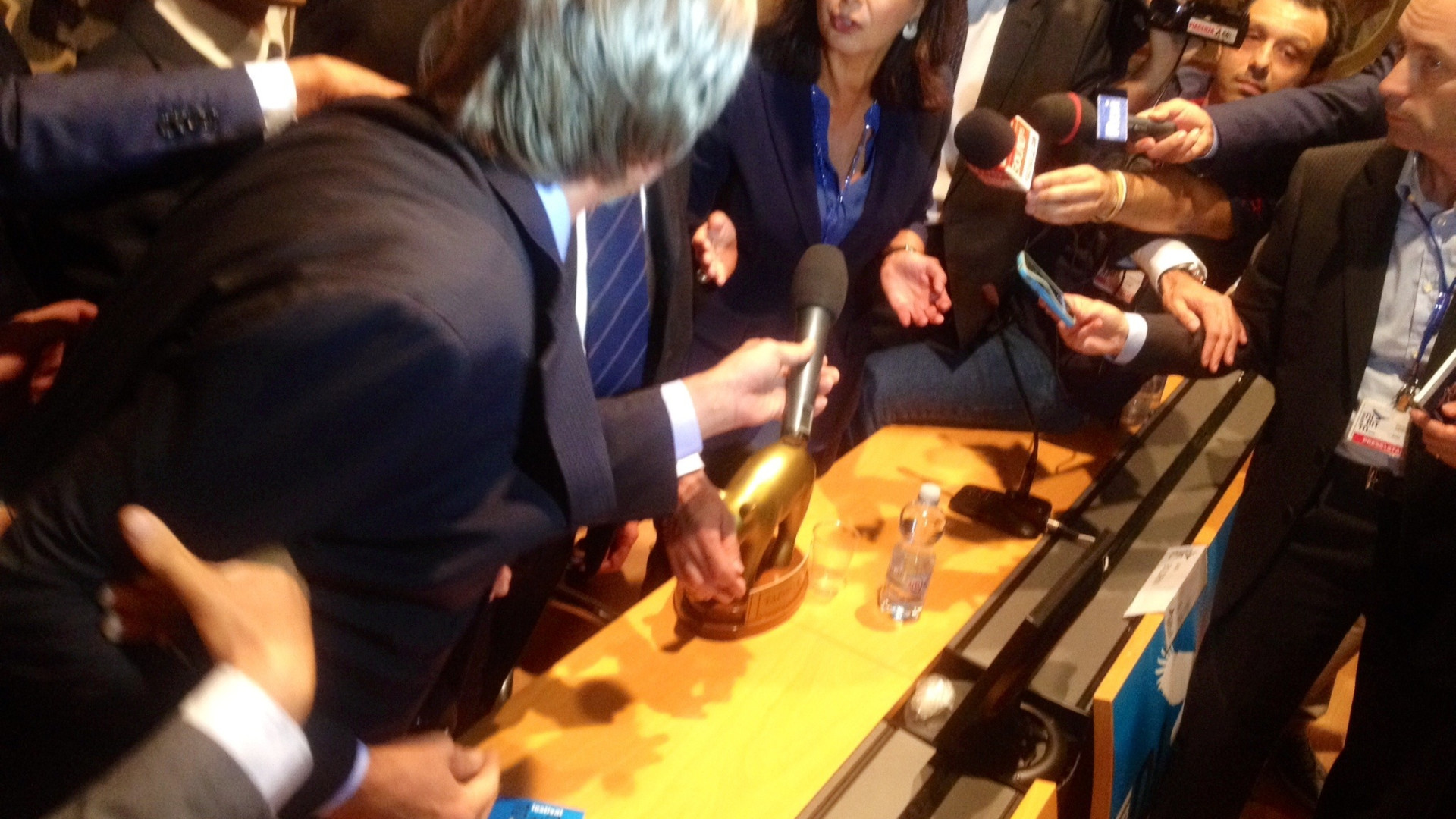 Boldrini a palazzo Gotico: "Al voto solo con una nuova legge". Tapiro ...