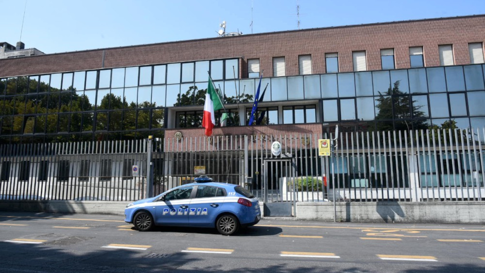 Due giovani trovati con la droga, uno aggredisce i poliziotti. Arrestato | Libertà