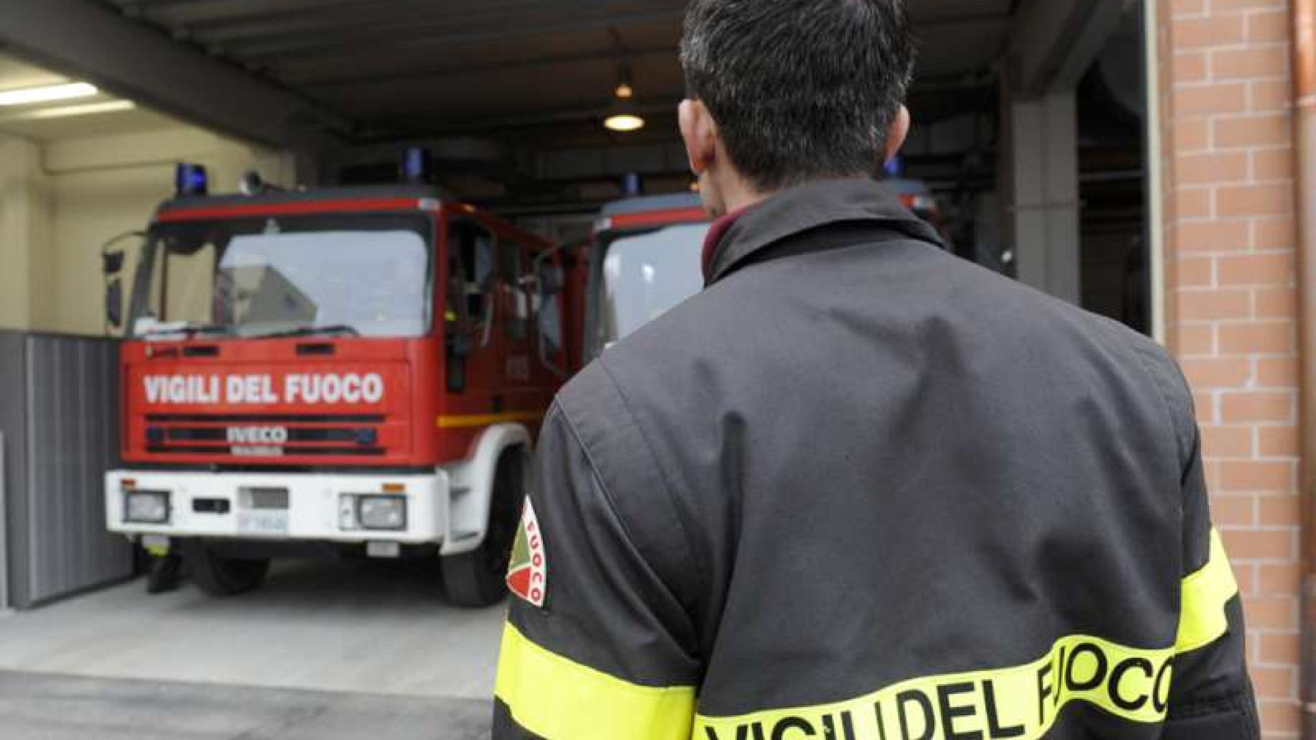Intrappolata sul balcone con la bimba di due anni in casa: liberata dai ...