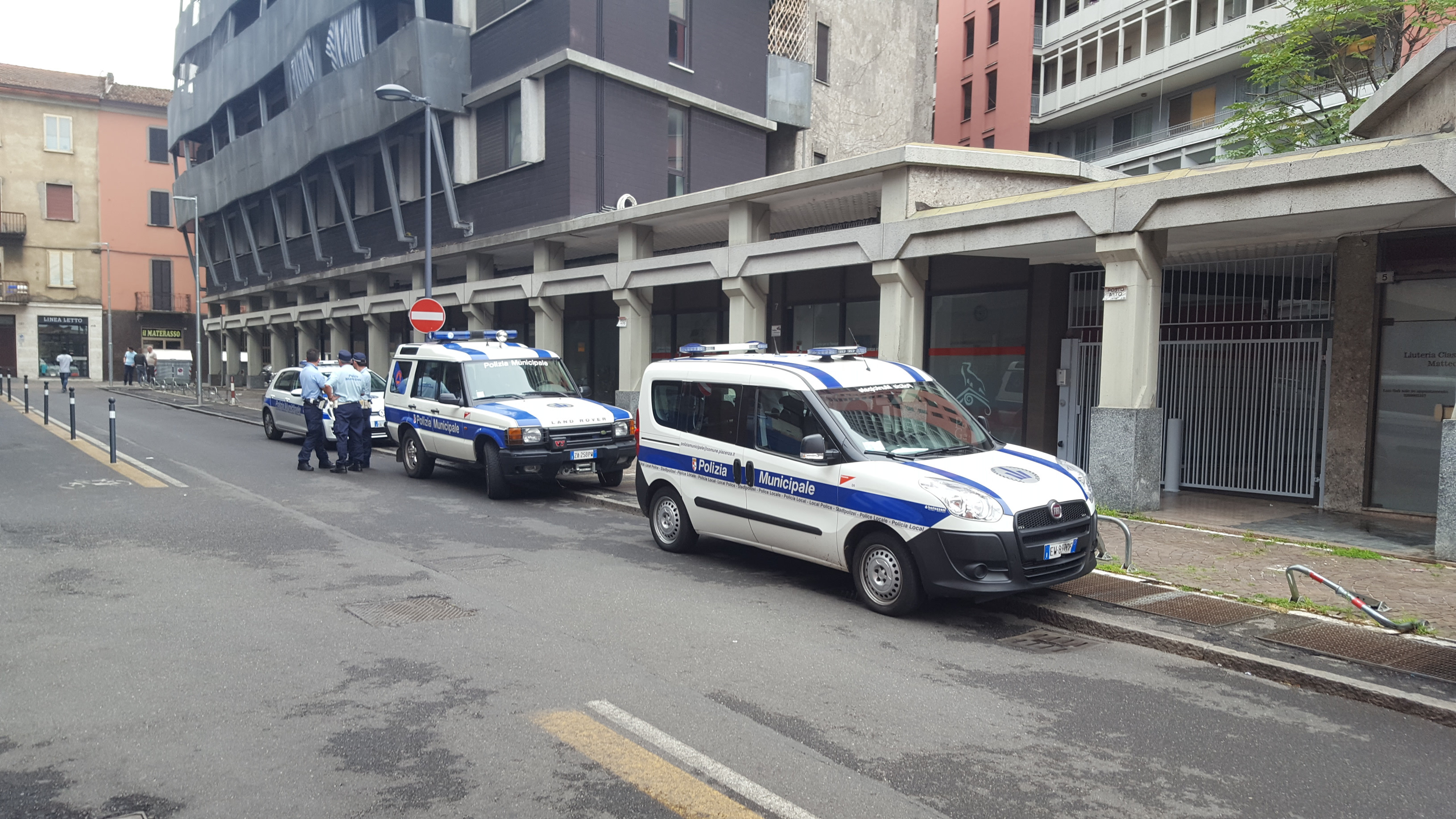 Scappa con il motorino e una volta fermato fa pipì in mezzo alla strada ...