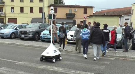 Scende in strada a Modena il robot che ferma le auto per far ...