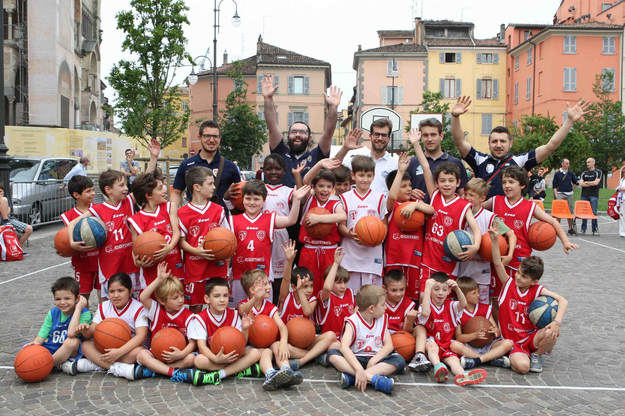 A canestro in piazza Duomo: le foto della giornata dedicata ai più ...