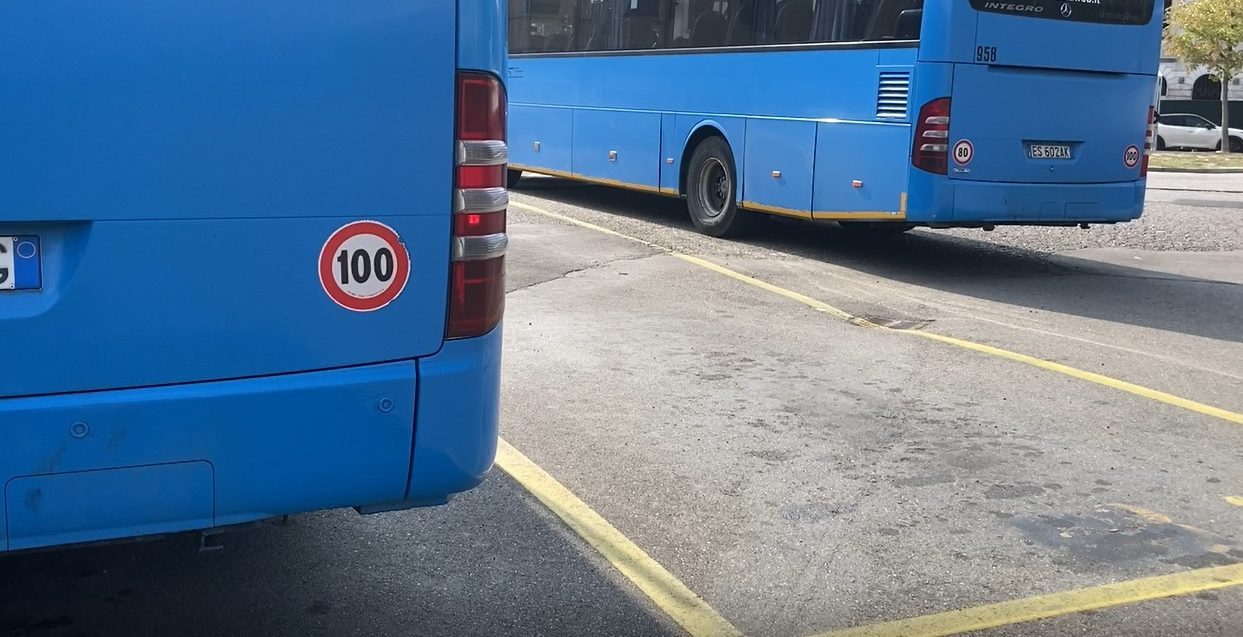 "Smog e rumore alla Lupa, bus fermi al capolinea col motore acceso ...