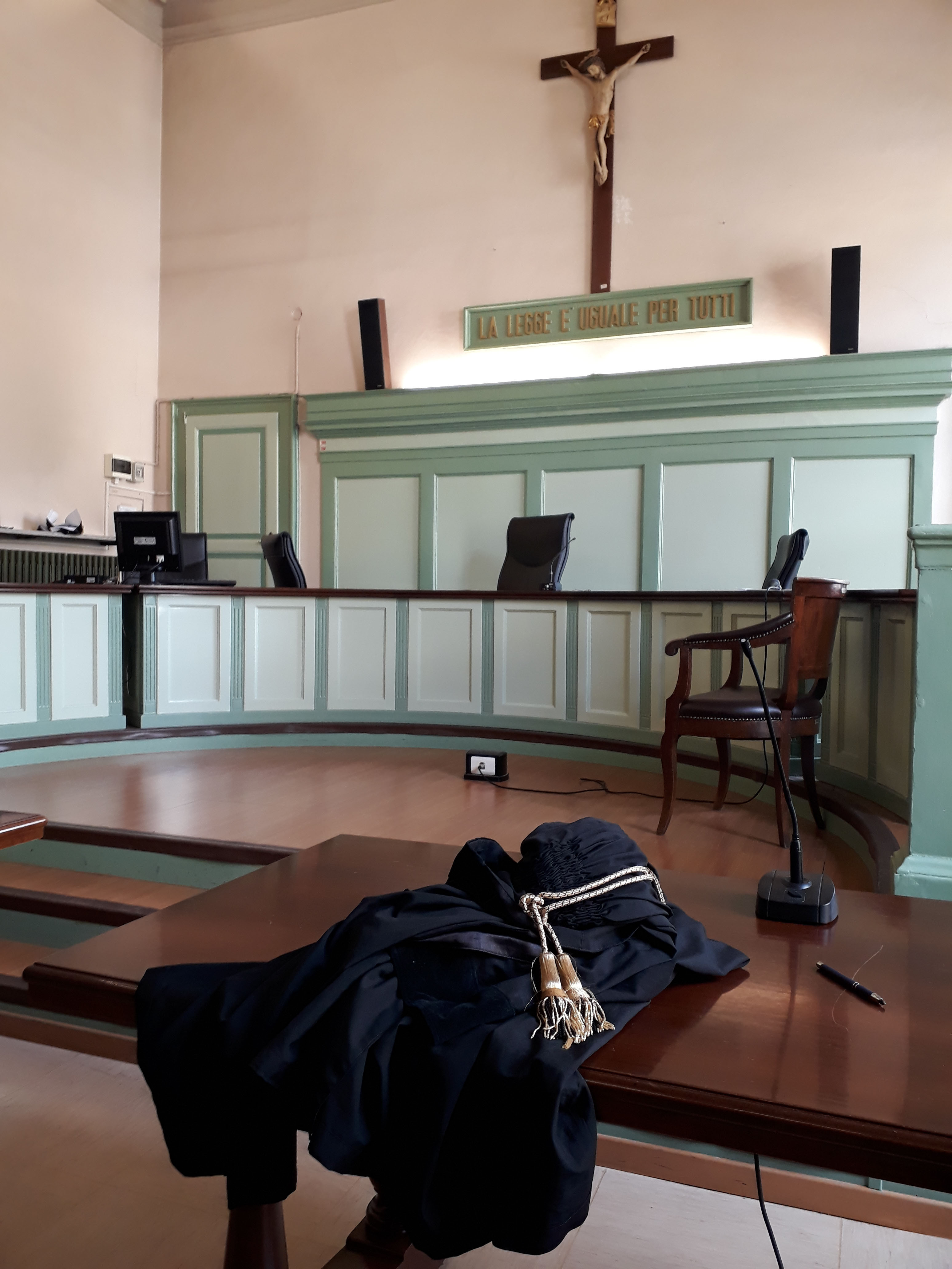 Gamba amputata a una ragazzina dopo l'iniezione di droga, il processo ...