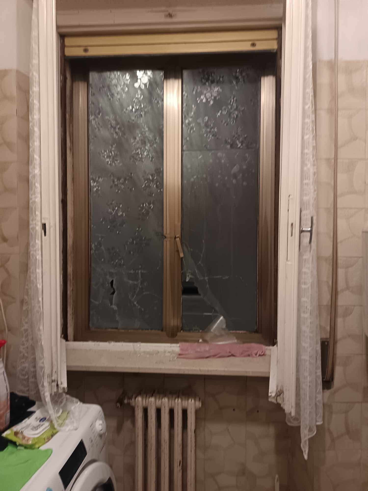 Ennesimo atto vandalico in viale Dante: "Dopo aver rotto la finestra ...