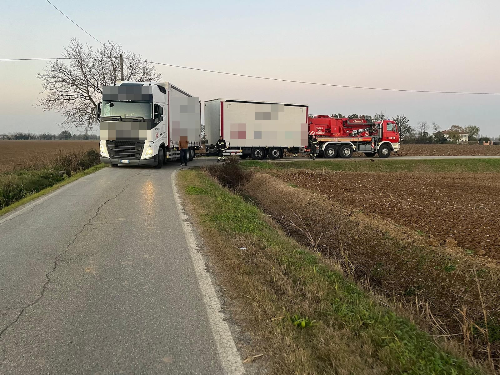 Curva troppo stretta, tir bloccato: intervento dei vigili del fuoco ...
