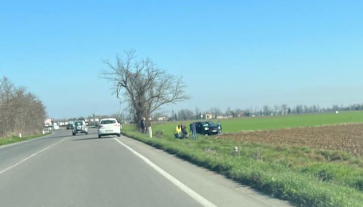 Statale 45, auto esce di strada a Settima: due feriti al Pronto ...