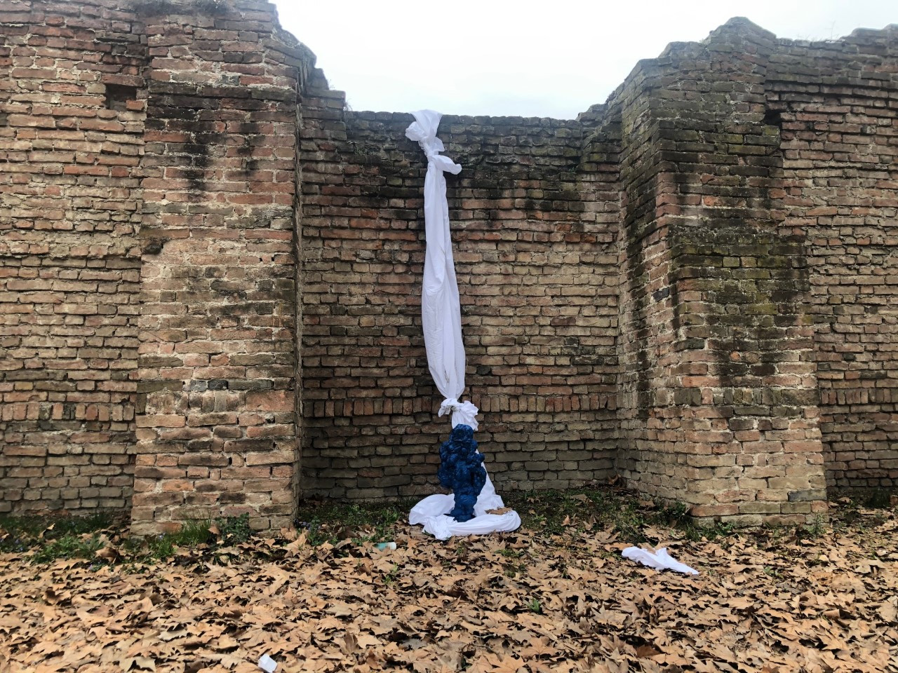 Via Tramello, un'installazione a sorpresa incuriosisce i passanti | Libertà