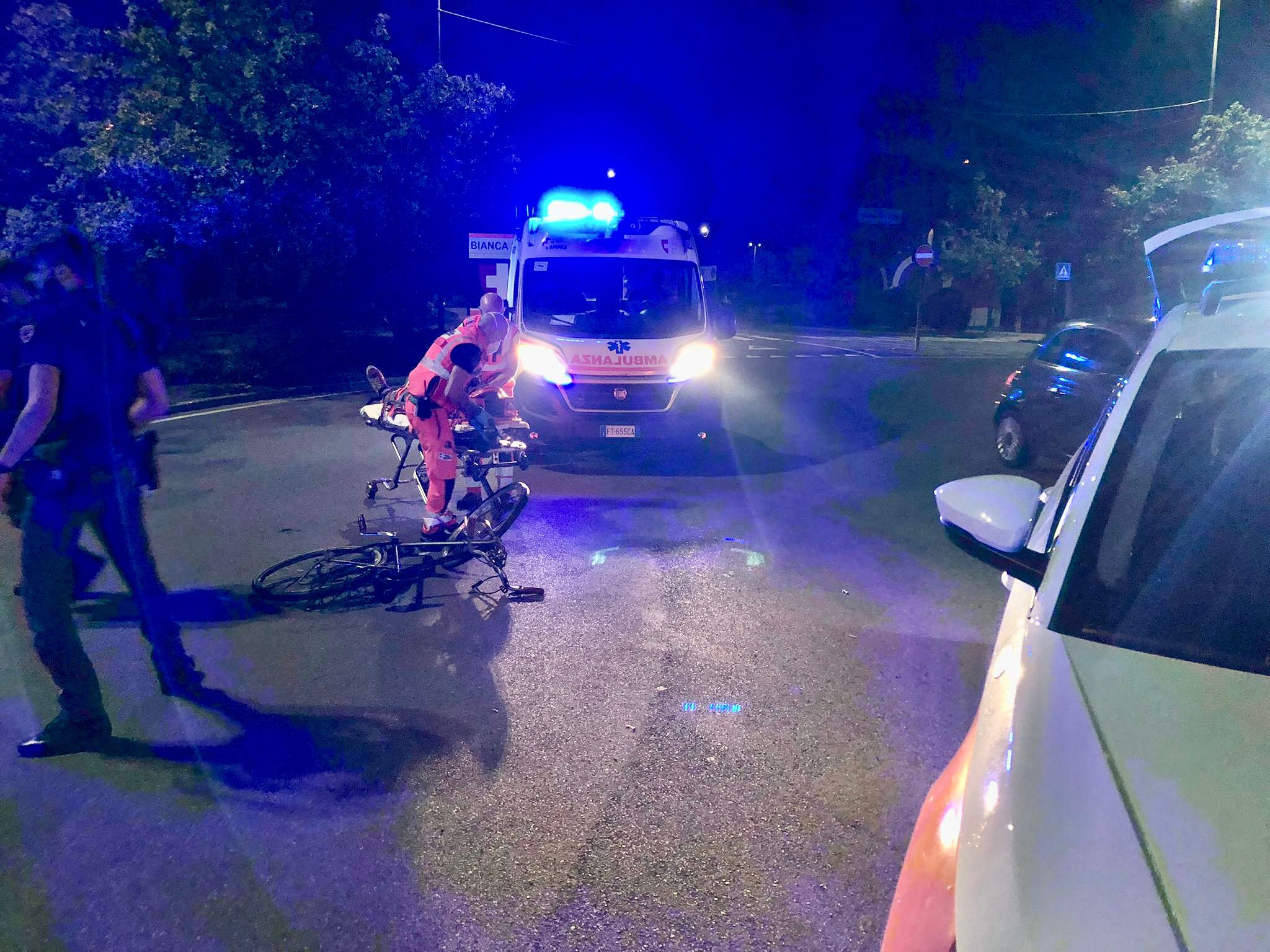 Ciclista investito all'alba alla rotonda tra via Colombo e via Cremona ...