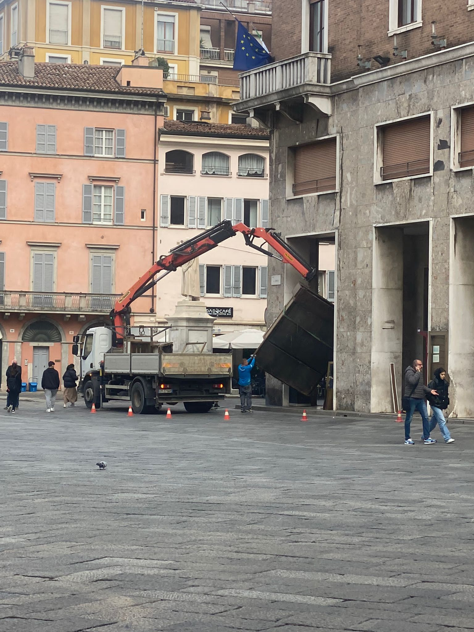 Decoro, rimosse le bacheche sotto i portici di piazza Cavalli e pulite ...